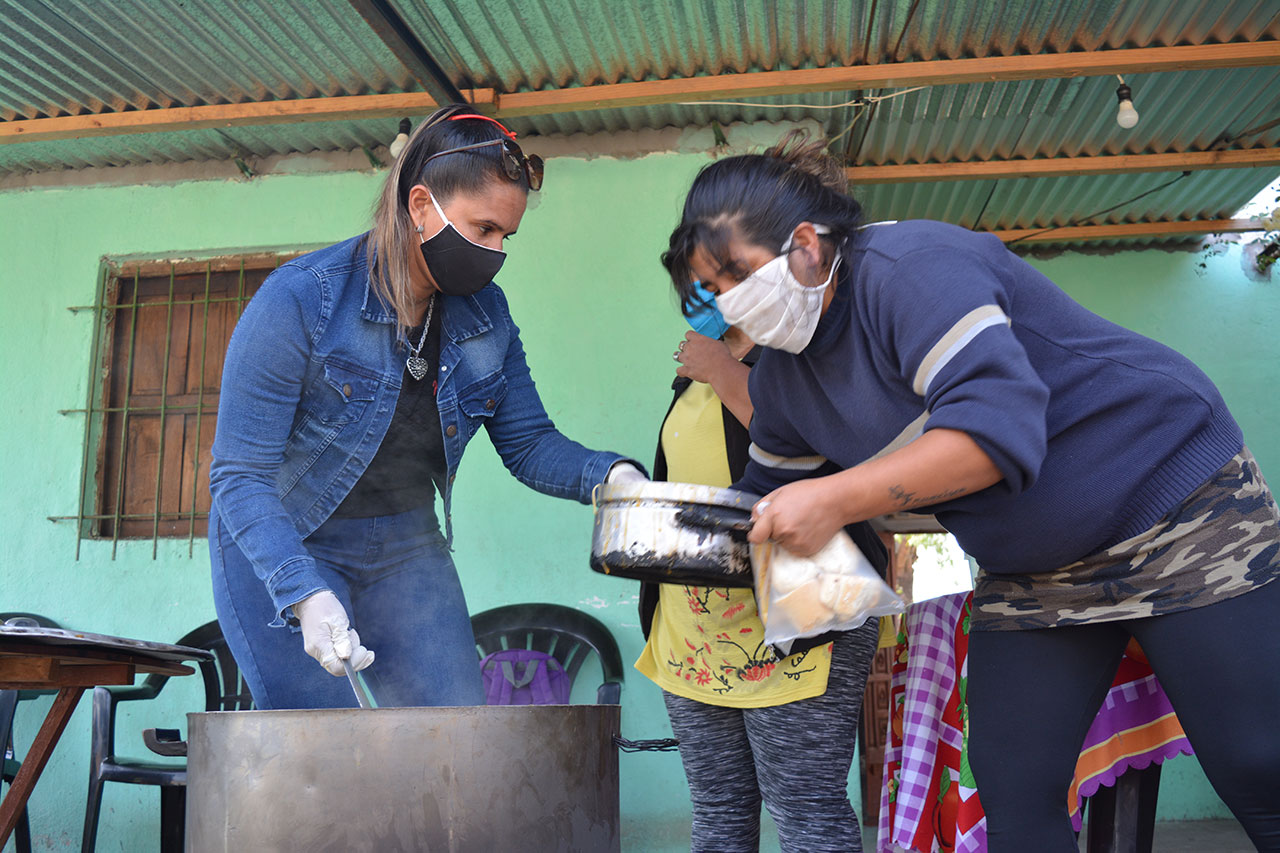 Barrios de Pie instala 100 ollas populares por el hambre y la miseria ...